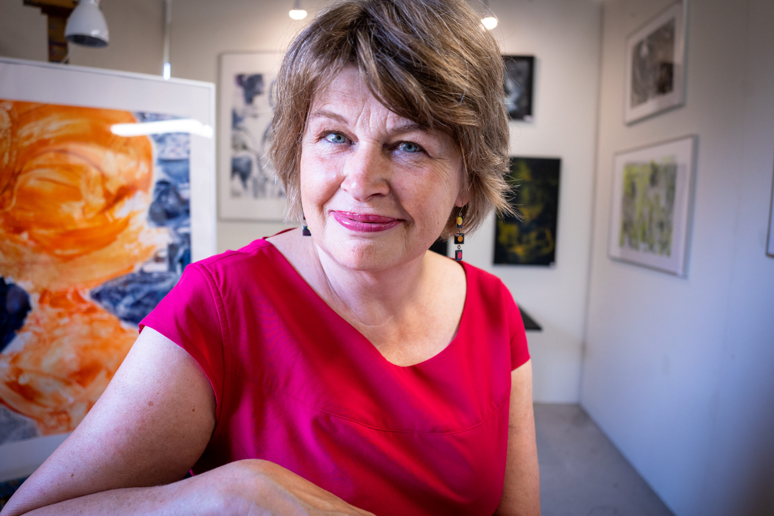 Lene Koogi maler med strygejern - Galleri Kingo